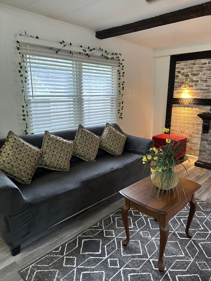 Minutes From Uihc | Entire Private Unit - Iowa City, IA