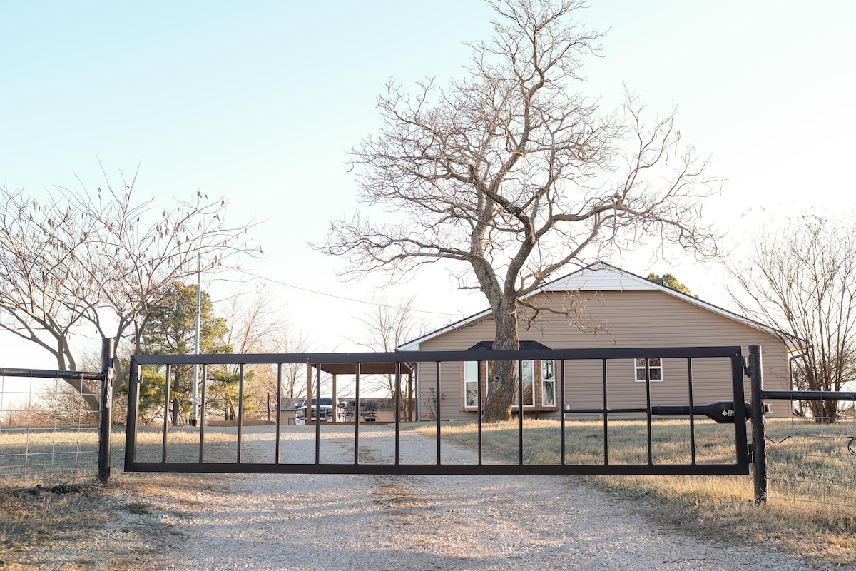 Alpaca Farmhouse - Houses for Rent in Ada, Oklahoma, United States - Airbnb