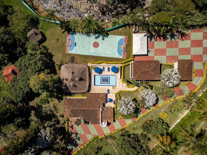 Finca De Lujo En Girardota · Piscina & Jacuzzi - Copacabana