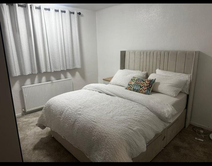 New Modern Furnished Quality Comfort Home - Manchester