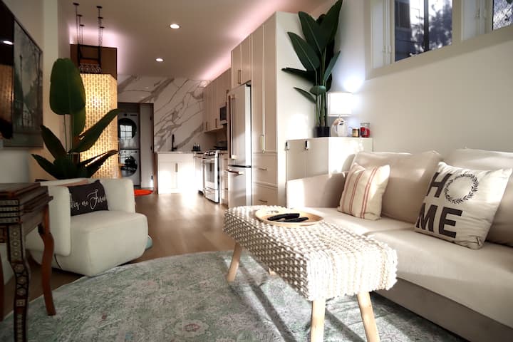 Sun-filled Santa Monica Beach Studio - Santa Monica, CA