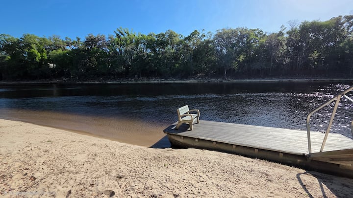 Riverbend Retreat – Riverfront | Hot Tub & Kayaks - Branford, FL