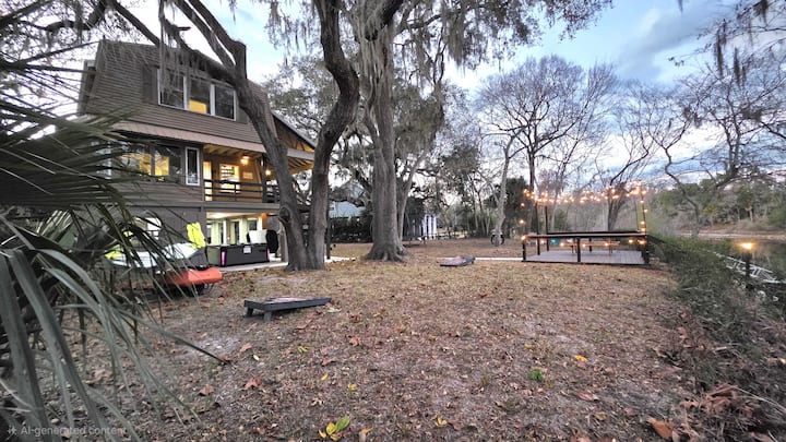 Riverbend Retreat: Hot Tub, Riverfront, Kayak. - Branford, FL