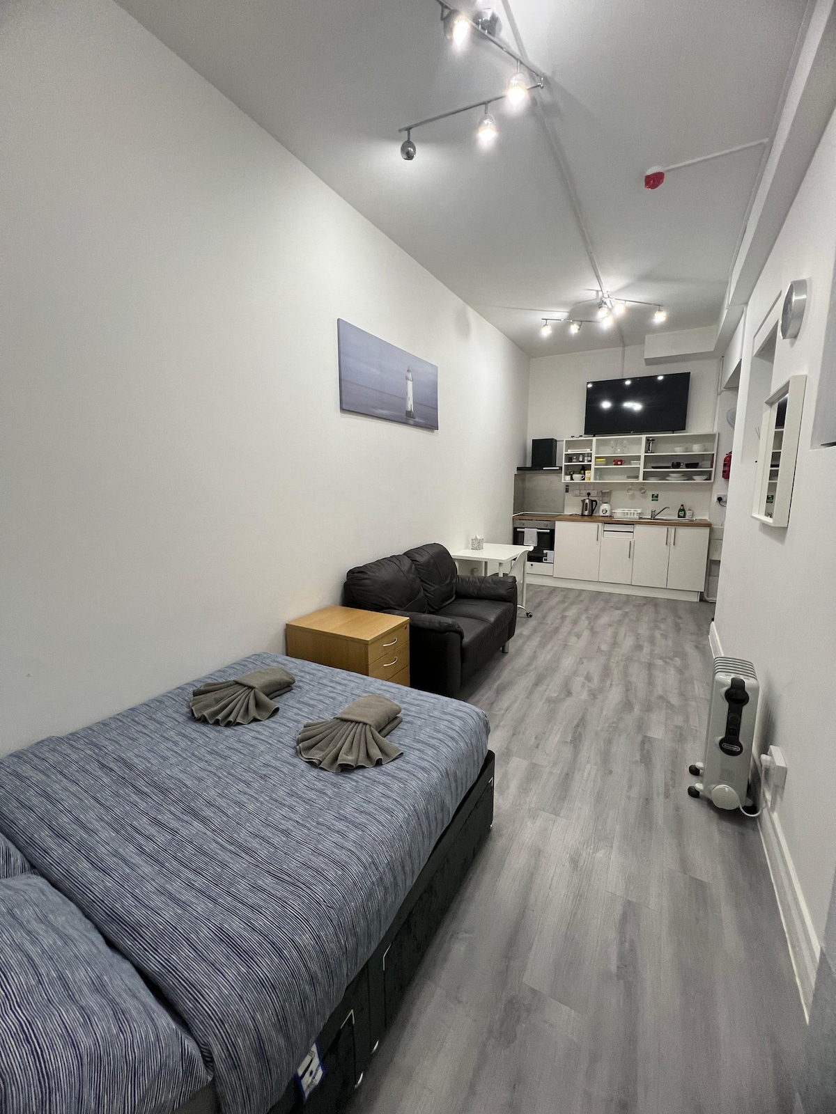 large studio flat, fully equipped, 5 mins to tube - Flats for Rent in ...