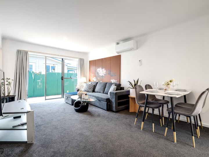 Unit Close To Cbd With Private Parking! - Christchurch