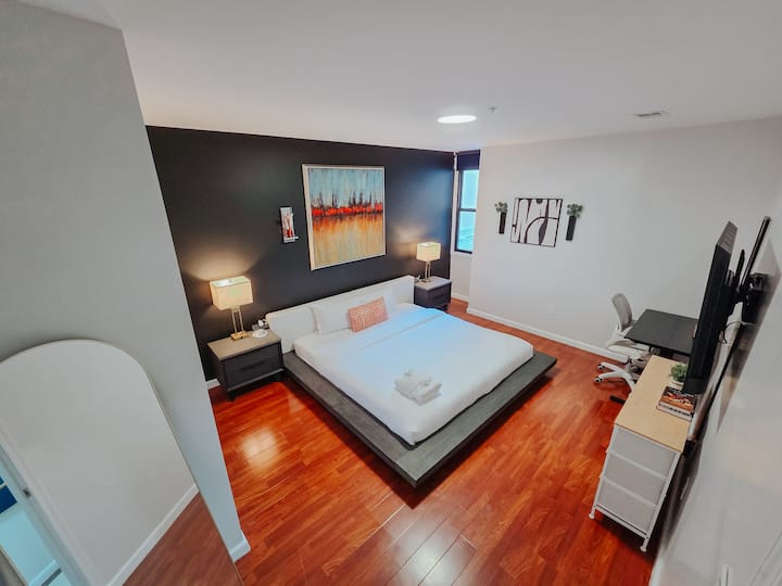 Heart | Convention Center | King Bed | Elevator - Philadelphia, PA