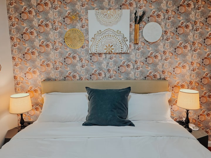 Sanctum | King Bed | Elevator | Adjustable Desk - Poplar - Philadelphia