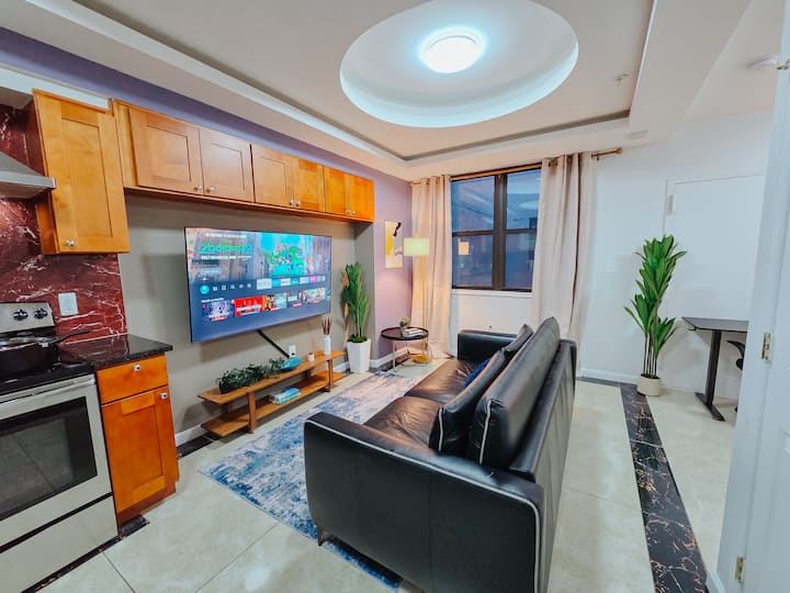 Axis | King Bed | Elevator | Adjustable Desk - Overbrook Park - Philadelphia