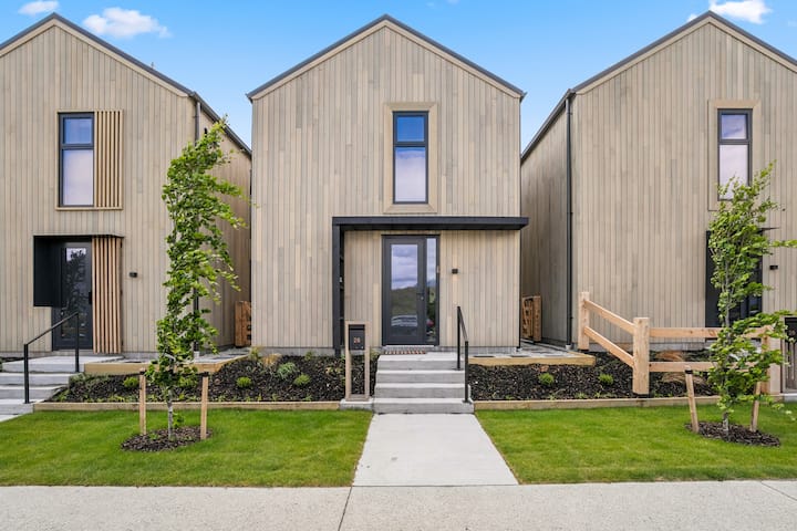 Remarkable Escape, Two-bedrooms, Central Location! - Queenstown