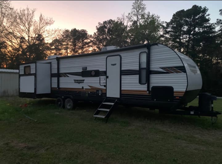 Cozy Camper Stay - Huntsville, TX