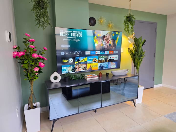 Haze | Convention Center | 2 Ensuite | King Bed - Philadelphia, PA