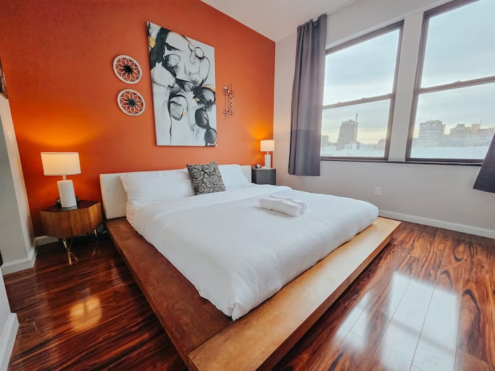 Vertex | King Bed | Elevator | 12-ft Ceilings - Eastern State Penitentiary