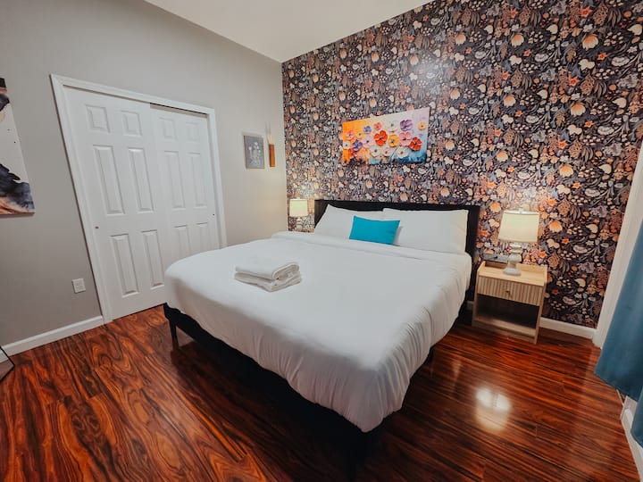 Noir | King Bed | Elevator | Adjustable Desk - Philadelphia, PA