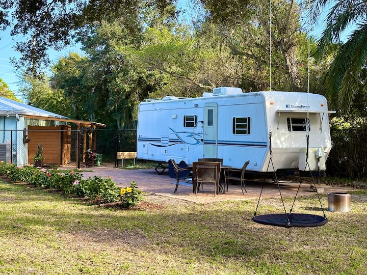 Cozy, Quirky Camper In Sebastian - Sebastian, FL