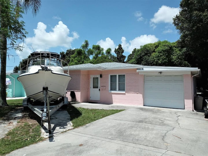 Serene Cottage Style 2 Bedroom Home - Pinellas Park, FL