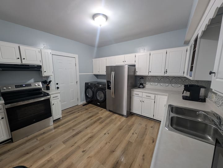 Work Crews: Clean 2br Near Us-41 + Laundry & Tvs - 에번즈빌