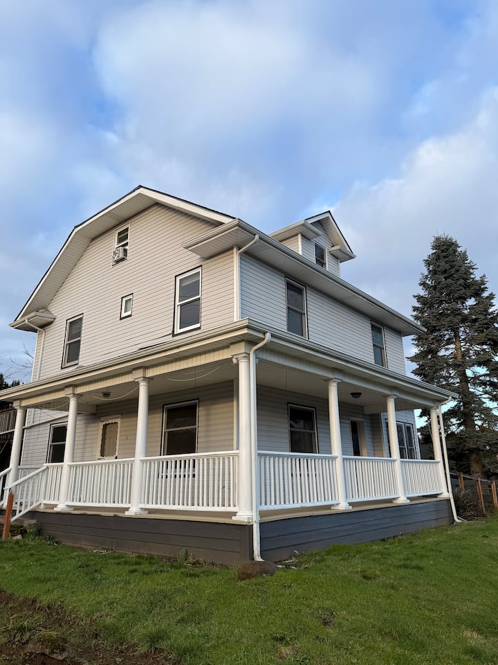 Your Walkable Camas Stay Near Downtown & The Lake - Washougal, WA