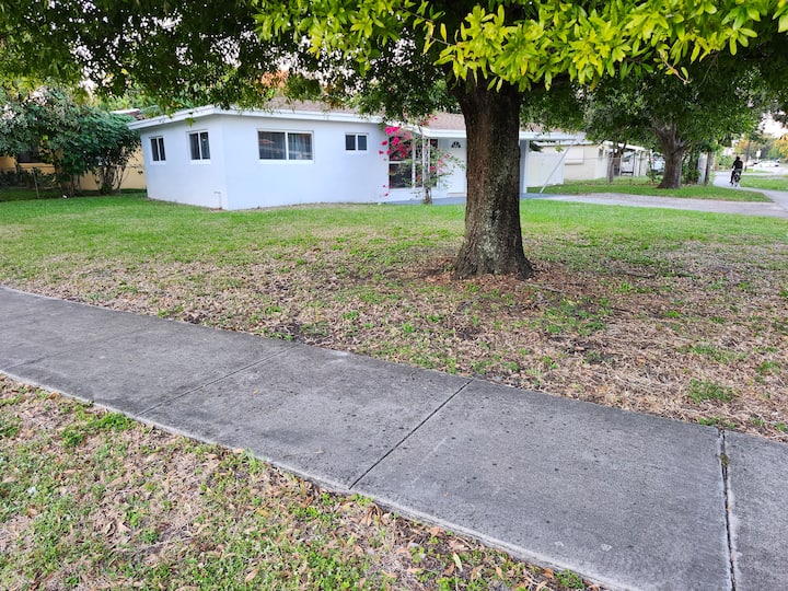 Quiet, Central Location, 10 Minutes To The Beach - Pompano Beach, FL