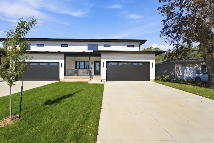 New 4br Retreat | Walk To Uni | Sleeps 12 - Cedar Falls, IA