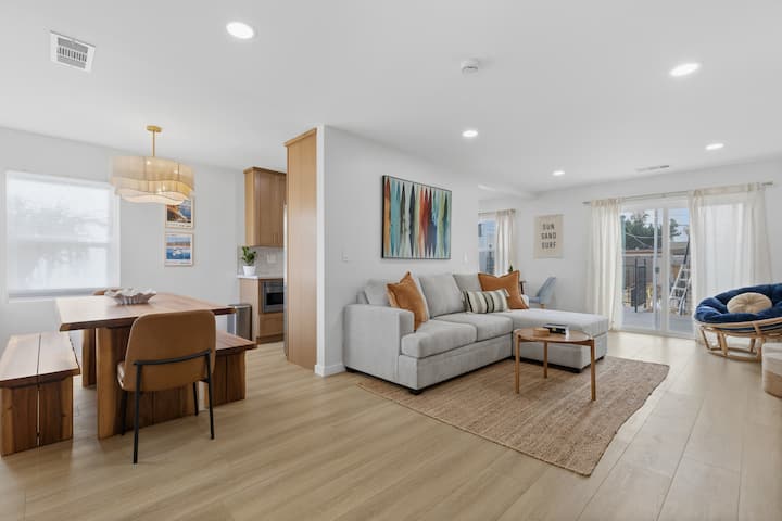 One Block To Beach! 4br W/ Game Room + Parking - San Diego