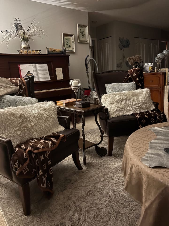 Classic Is Classy, In The Audrey Hepburn Room. - Abbotsford