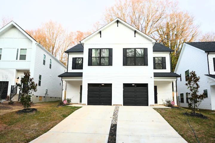 Southern Two Towns | 16 Guests - Charlotte, NC