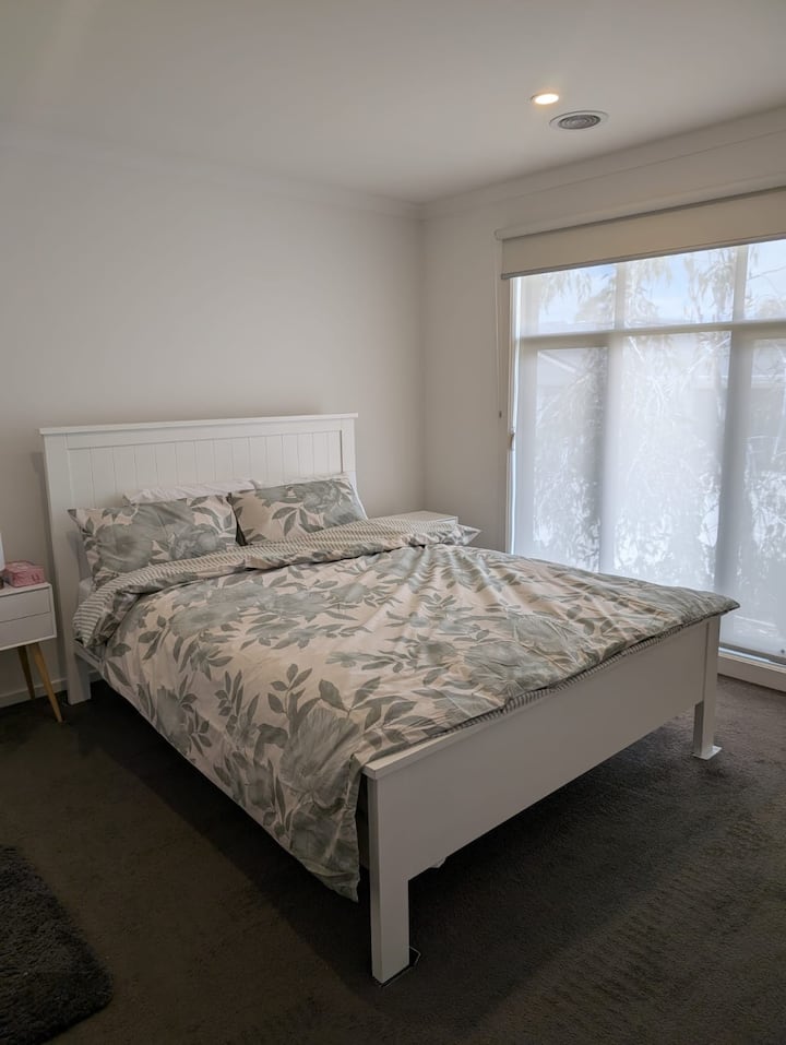 Master Bedroom In Quite Location - Beaconsfield