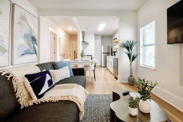 Walkable Luxe Apt • 2 King Bds • Tvs In Every Room - Dallas, TX