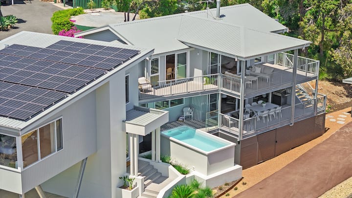 Eagle Heights—elevated Oasis With Pool & Sea Views - Dunsborough