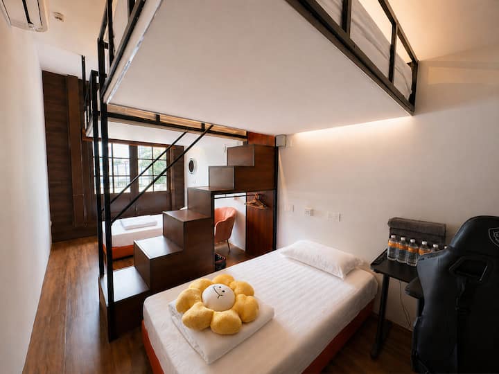 Large Family Room For 6 With Window By Bugis Mrt - Singapore