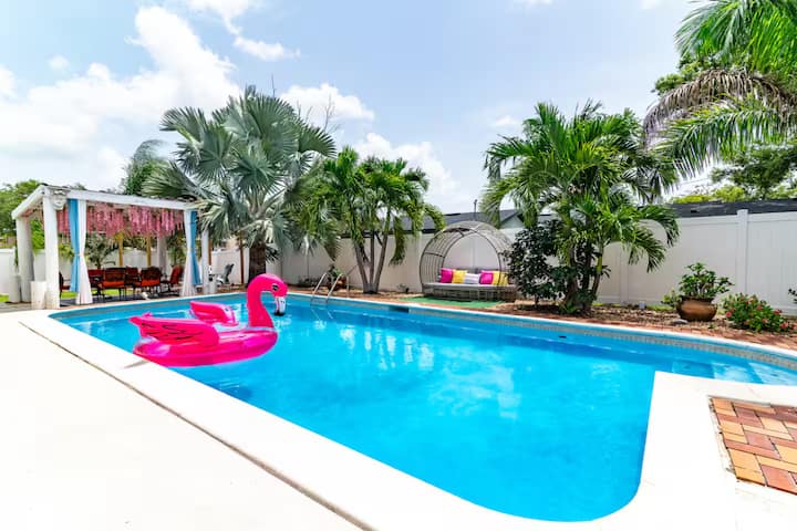 Girls Getaway Hq, Heated Pool, 10 Min To Cl Beach - Clearwater, FL