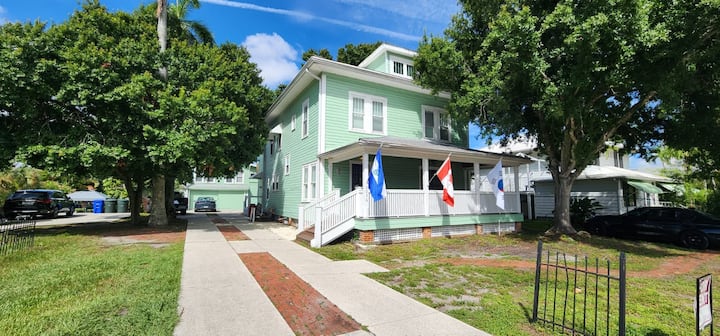 Old Florida 6br Oasis | Pool | Walkable Downtown - Fort Myers, FL