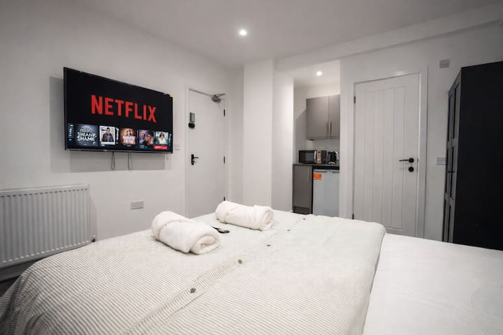 Oak Studio - Channel Tunnel, King Bed, Kitchenette - Folkestone