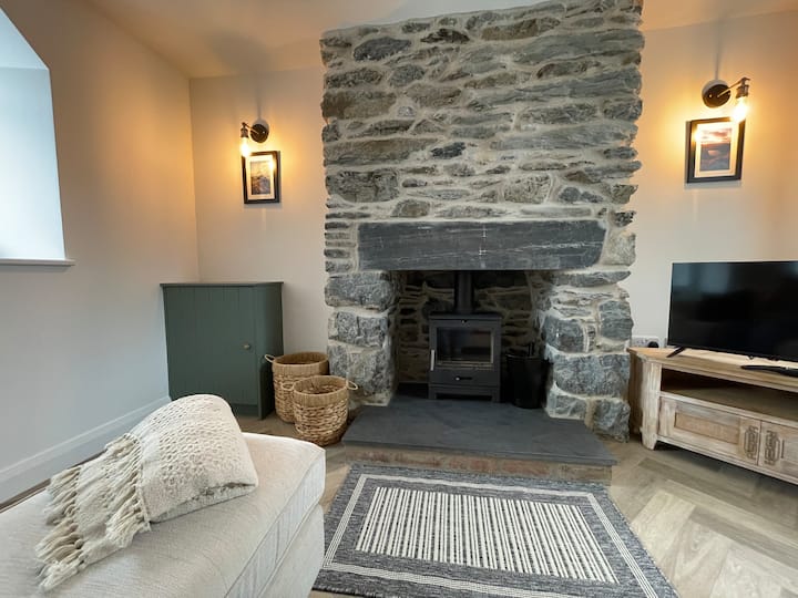 “Bwthyn Gwyn” / “White Cottage” - Bala