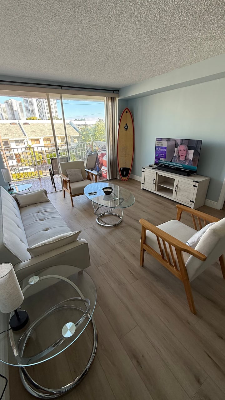 Canal-front Two-bedroom Condo Near Sunny Isles - Aventura, FL