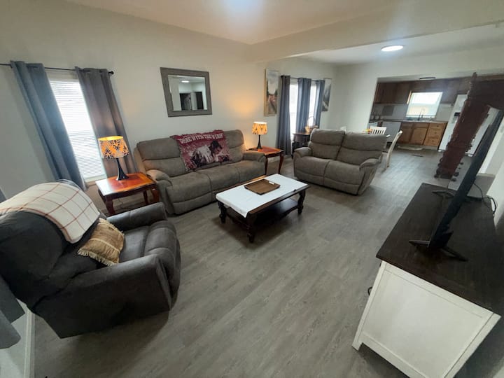 Mascot Farmhouse Retreat - Blaine, TN