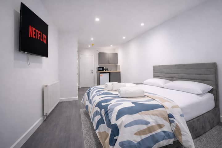 Pine Studio -Channel Tunnel, King Bed, Kitchenette - Folkestone