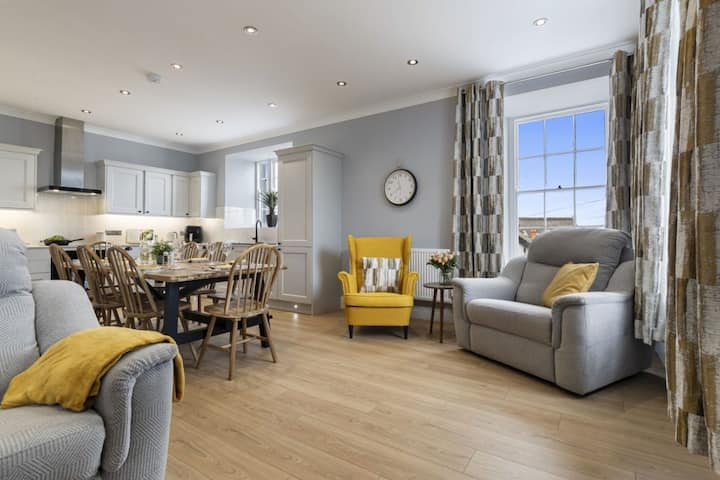 Modern 4 Bed Apartment In Centre Of St Davids - Whitesands Bay