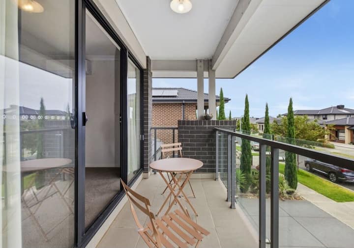 Spacious Family Home In Point Cook 30 Mins To Cbd! - Point Cook