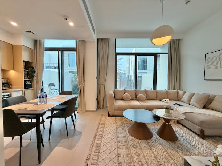 Spacious 3 Bed Plus Maids Townhouse, Sleeps 7 - Dubai