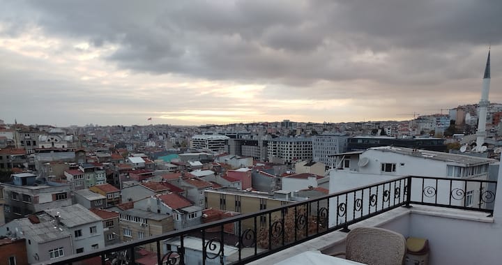 8 Kişilik Teraslı Karma Oda Da 1 Yatak - Istanbul