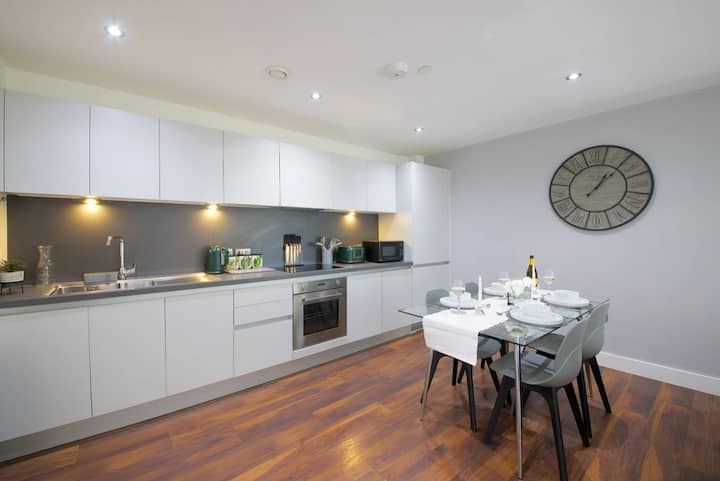 New Luxury Apt. Leeds City + Free Parking & Wi-fi - Leeds