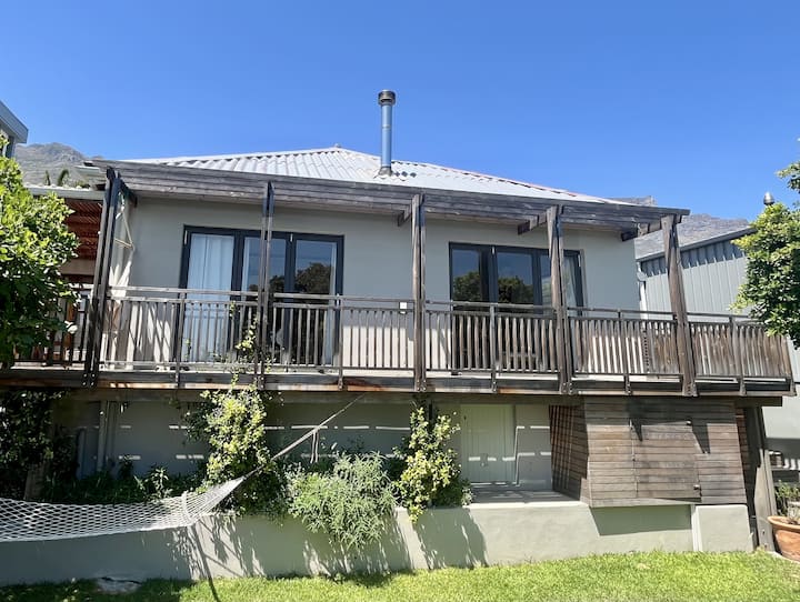 Central Spacious Home In Friendly Neighbourhood - Cape Town