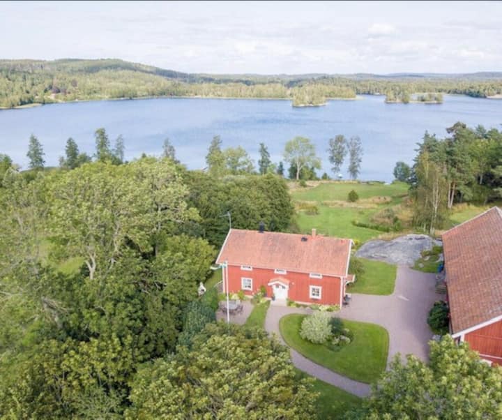 Stort Hus Med Sjötomt Utanför Gränna - Sweden