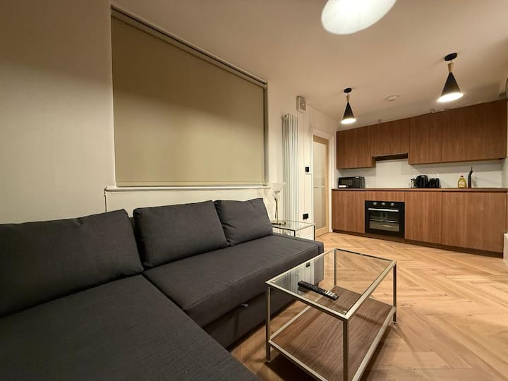 Modern Two-bedroom Garden Flat - London