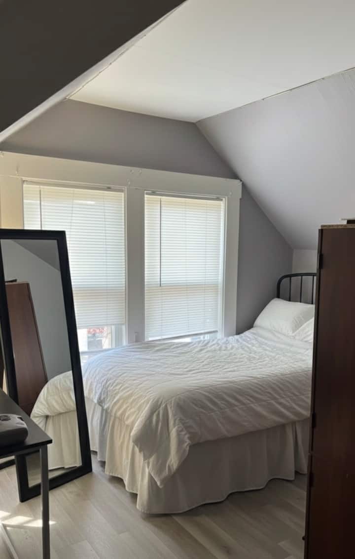 Quiet Stay In A Classic American Home With Porch - Manchester, NH