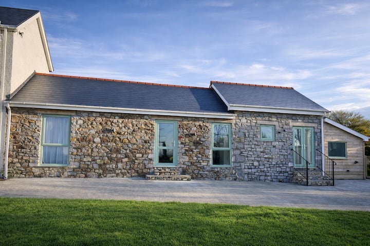 Newly Converted, Cosy Cowshed - Llanelli