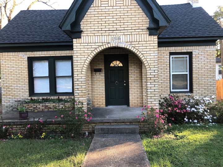 Tranquil Downtown Tyler Cottage - Tyler, TX