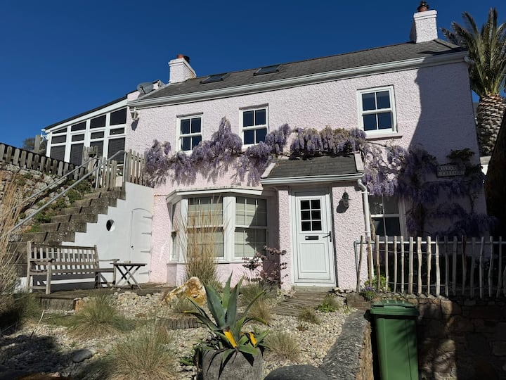 Beachside Apartment With Parking And Outside Area - Jersey