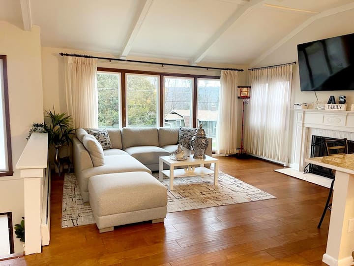 Spacious 3br Home: Green Room, Yard & Parking - Binghamton, NY